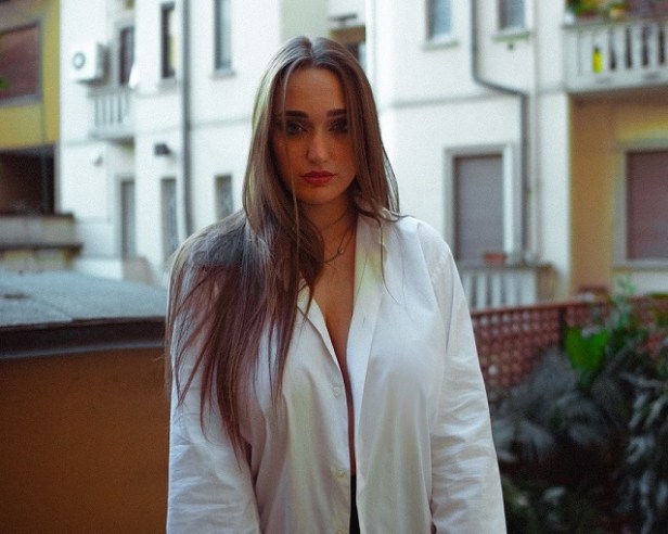 Chinny: “Adesso”, il brano inedito che “accusa” il tempo che scorre indisturbato – Ottiche ...