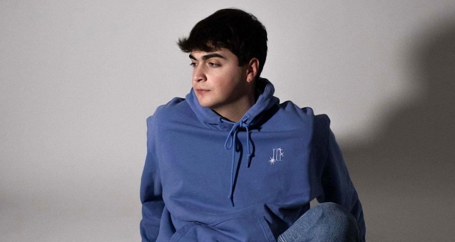 Luca Re, “Blu”: il singolo è un dialogo con il vento, metafora delle ...