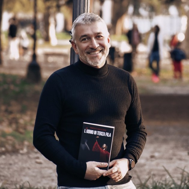 “L’uomo in terza fila” opera prima di Paolo Saccani, romanzo ...
