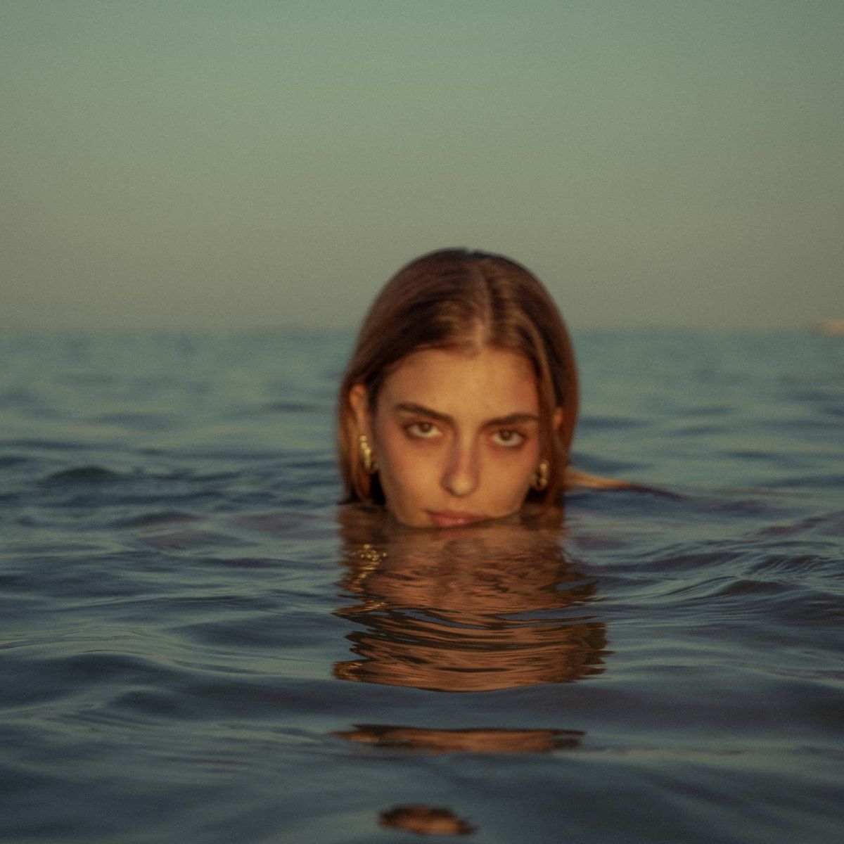 Arya, “SCOSSA”: brano che ci porta tra i ricordi nostalgici di una relazione che sembra lontana ...