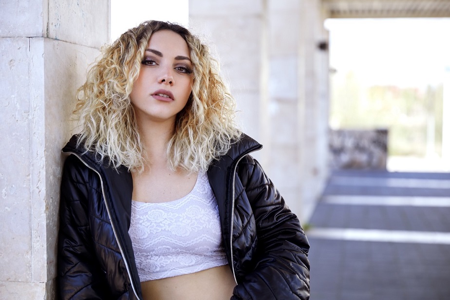 GRACE, “In bilico”: la nuova voce della Gen Z canta un inno ...