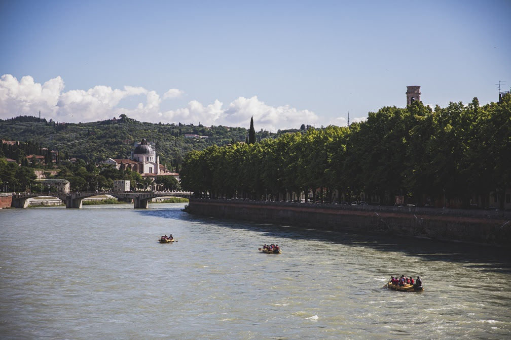 Rafting sull’Adige: la discesa adrenalinica che ammicca alla storia ...