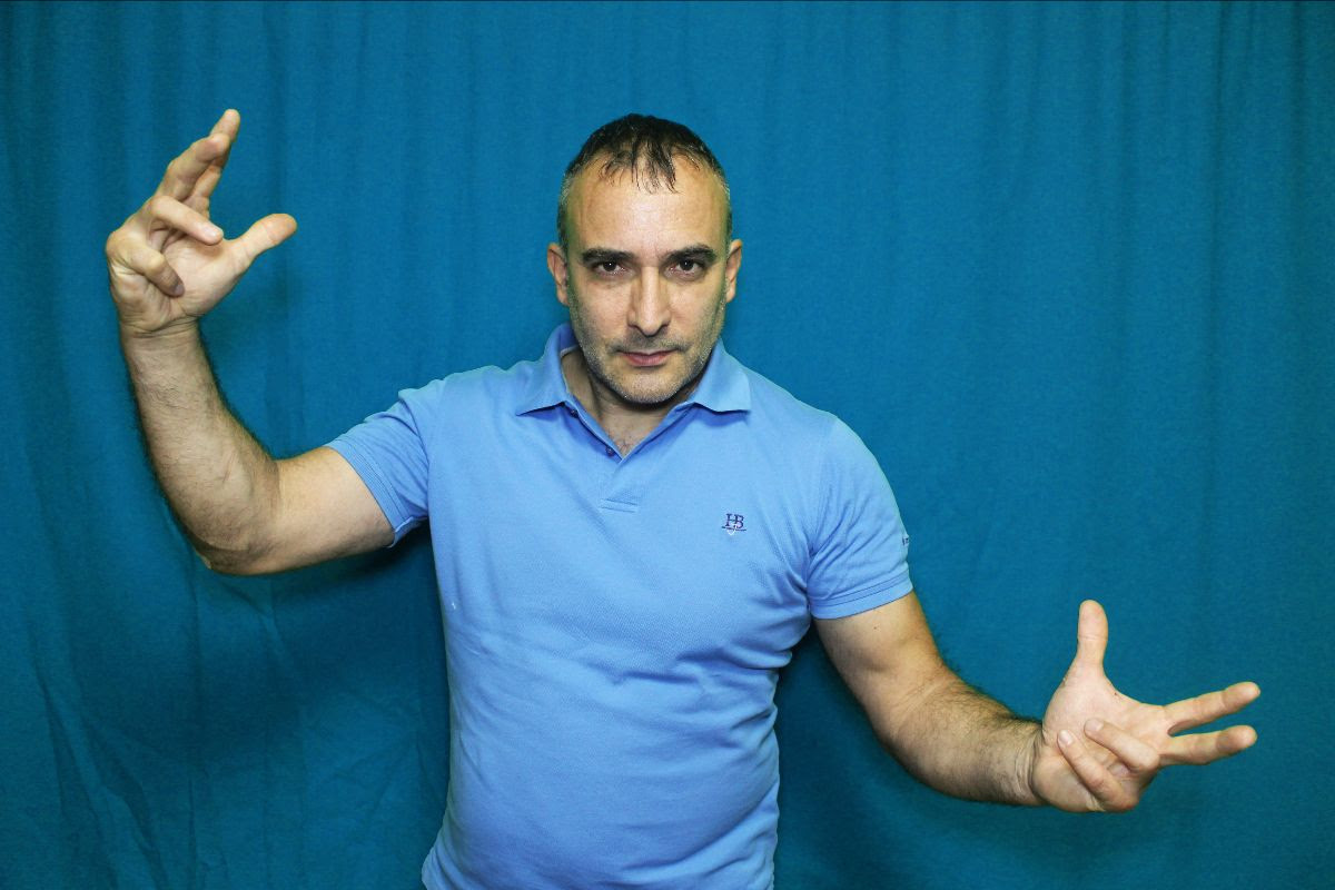 Simone Riva, “L’isola che c’è”: l’artista denuncia con la musica il ...