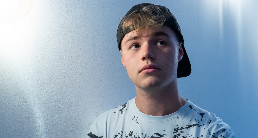 Mombe, “Sono Qui”: dedicato a chi si discosta da un mondo in cui le ...