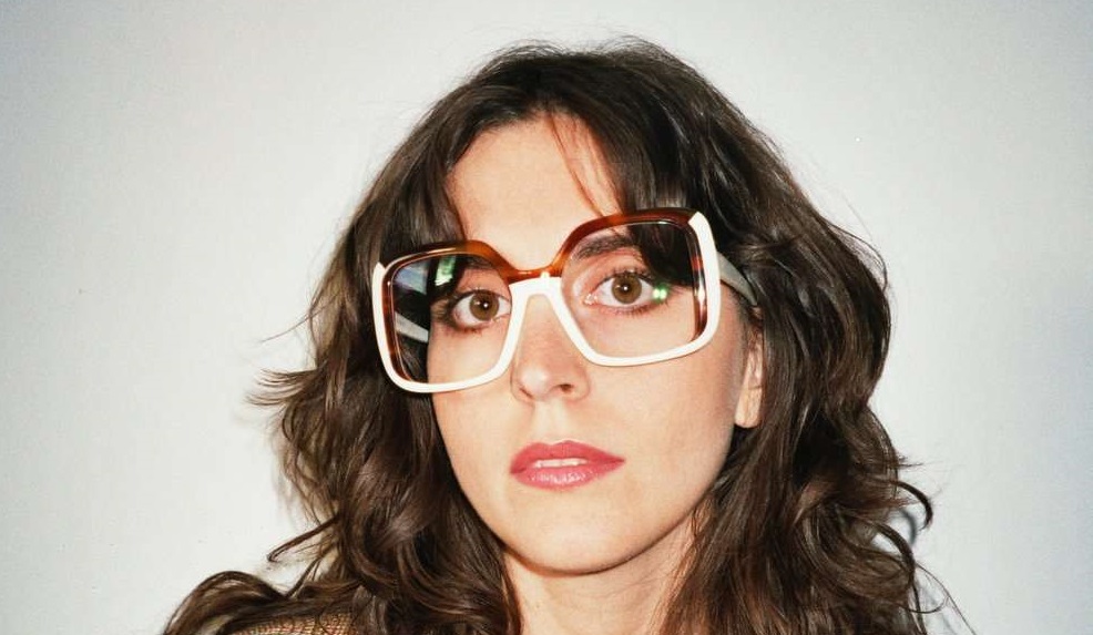 Anna Castiglia, “Decostruire”: smantellare le illusioni e frantumare i ...