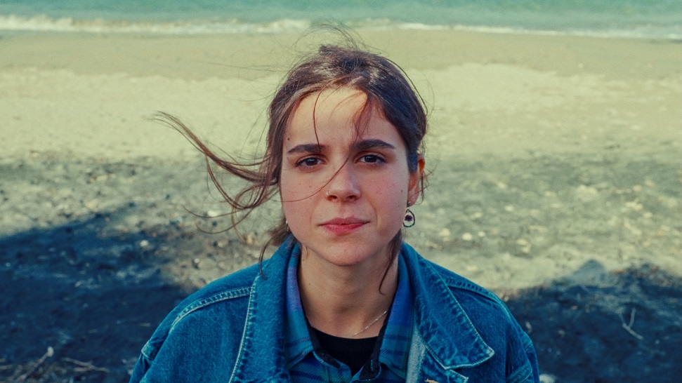 Gaia Rollo, “A”: riflessione sul confronto con gli altri, un gesto che ...