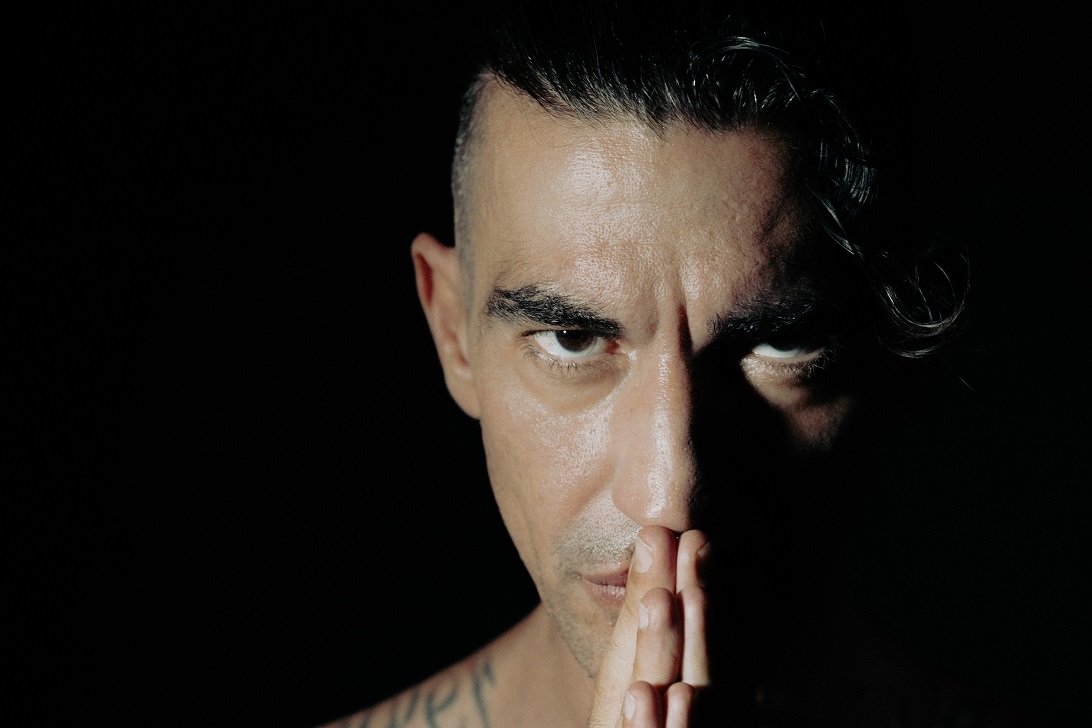 Jesto, “La legge dello specchio”: brano che invita all’introspezione e ...