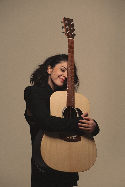 Amanda Vitale, “Terra mia”: ballata pop-acustica, viaggio emozionale ...