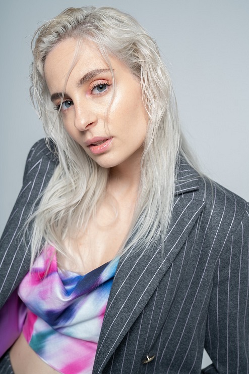 CARA, “Fuori dai club”: album che raccoglie fotografie emotive ...