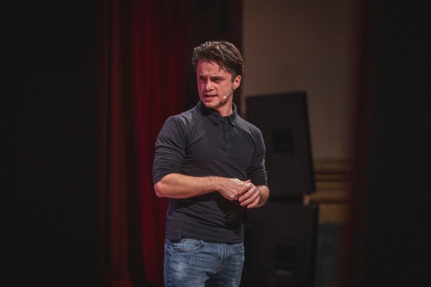 “Vado a vivere con Me” con Jonathan Canini: da domani su RaiPlay lo ...